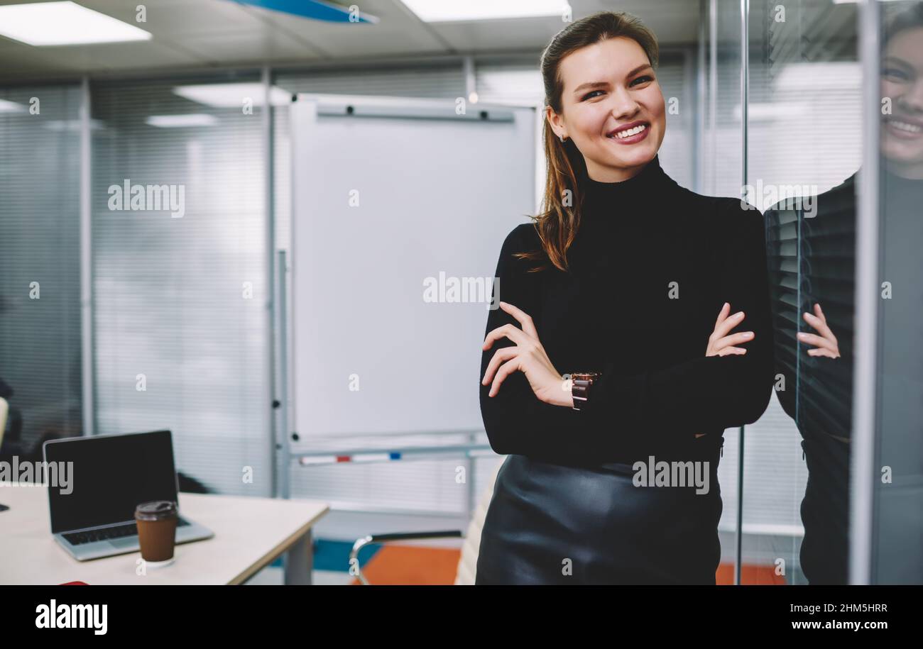 Friendly smile office hi-res stock photography and images - Alamy