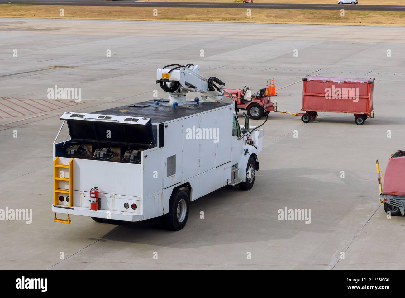 Airplane luggage carrier vehicle airport hi-res stock photography and ...