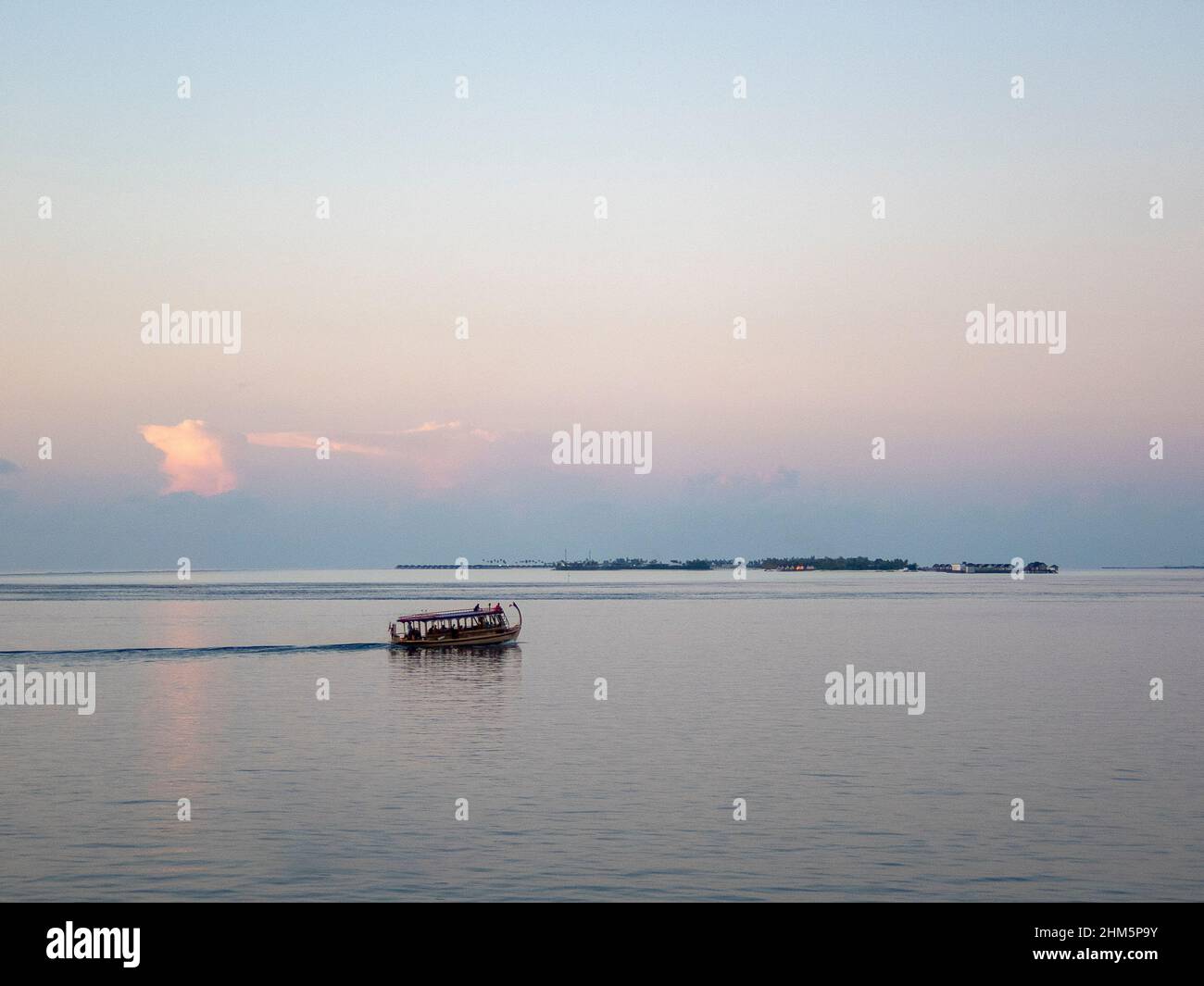 Traditional dhoni boat in maldives hi-res stock photography and images ...