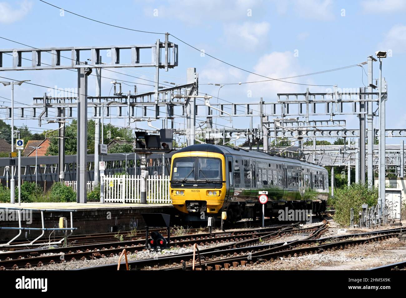 Didcot, Oxford, England - June 2021: Commuter train approaching Didcot ...