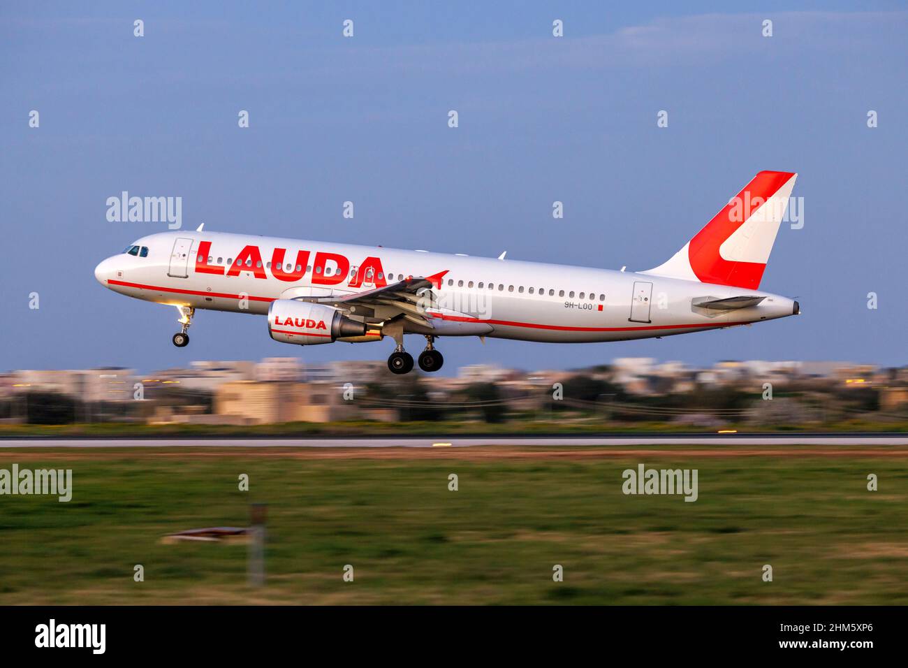 Lauda Europe Airbus A320-214 (REG: 9H-LOO) arriving after sunset ...