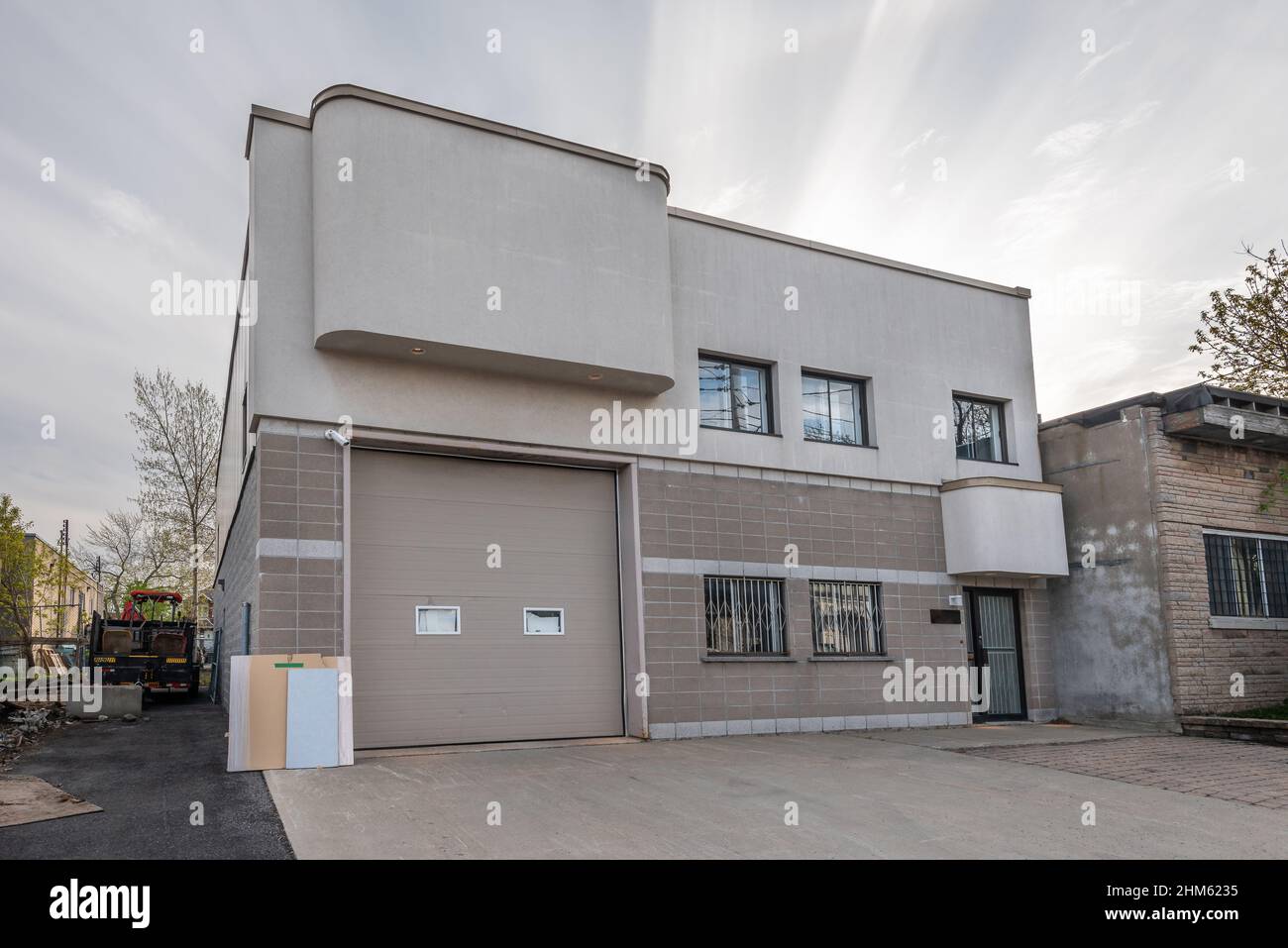 Generic small business building exterior Stock Photo - Alamy