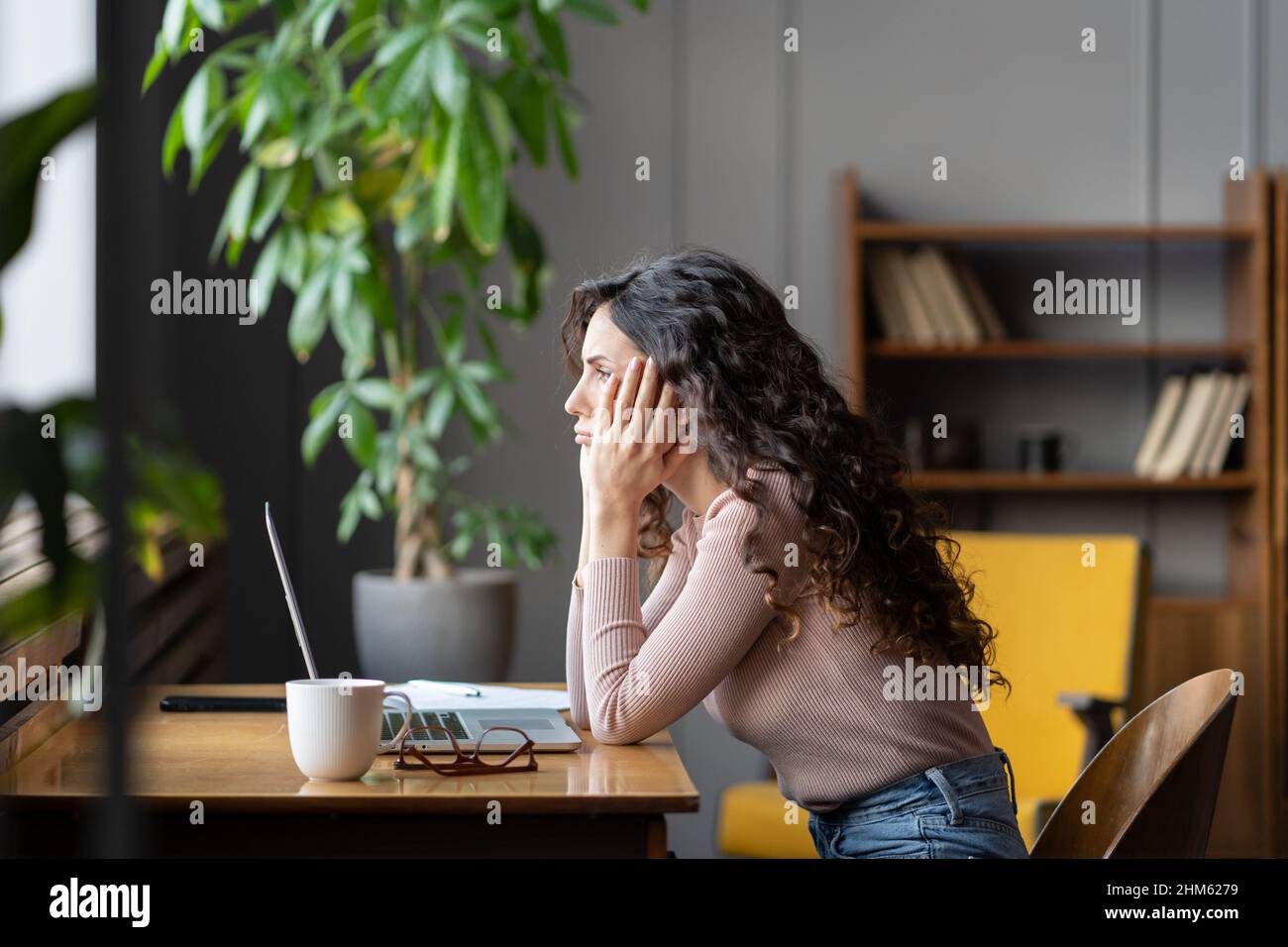 Girl bored at work hi-res stock photography and images - Alamy