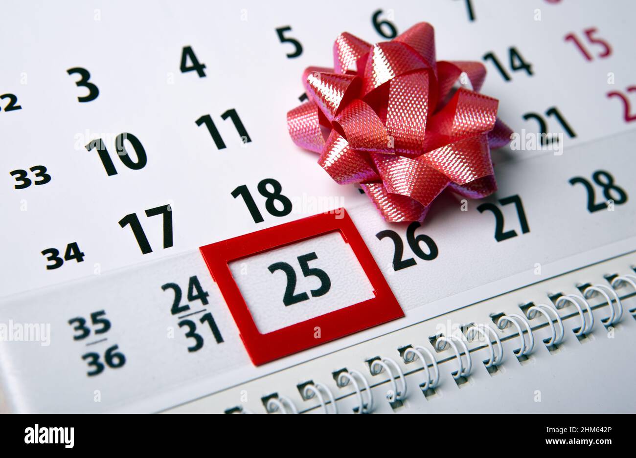wall calendar with day 25 december and festive bow Stock Photo - Alamy