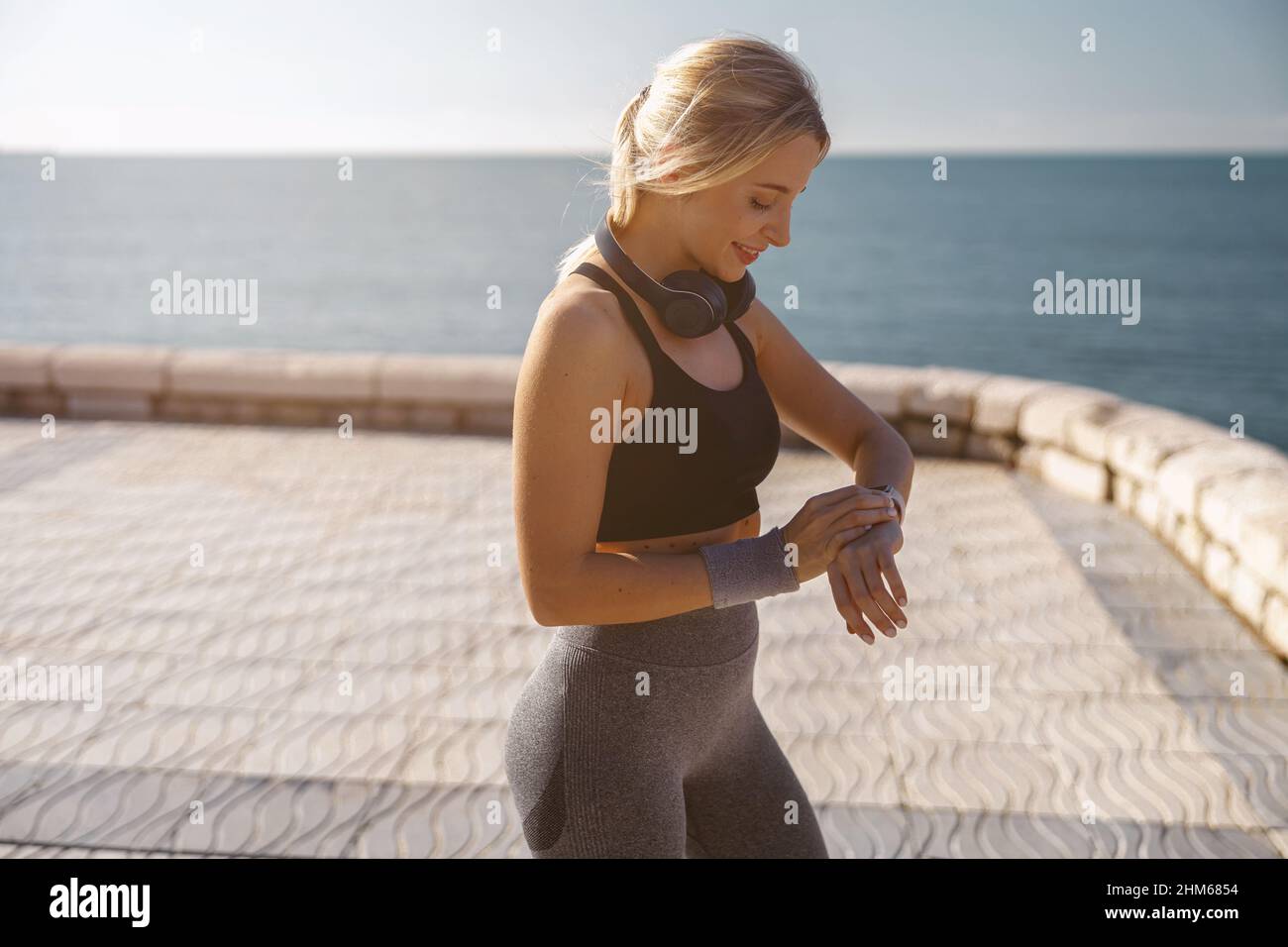 Profile young woman exercising hi-res stock photography and images - Alamy