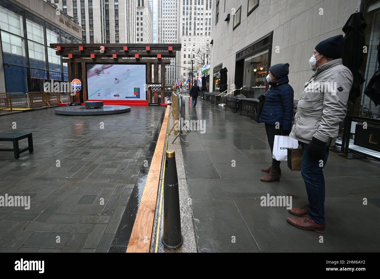 New York, USA. 07th Feb, 2022. People stop to watch Alpine skiing Women ...