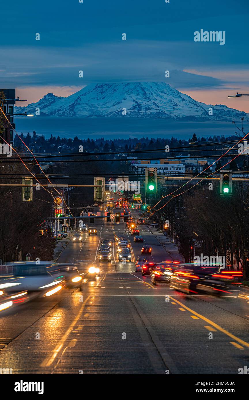 Seattle skyline mt rainier hi-res stock photography and images - Alamy