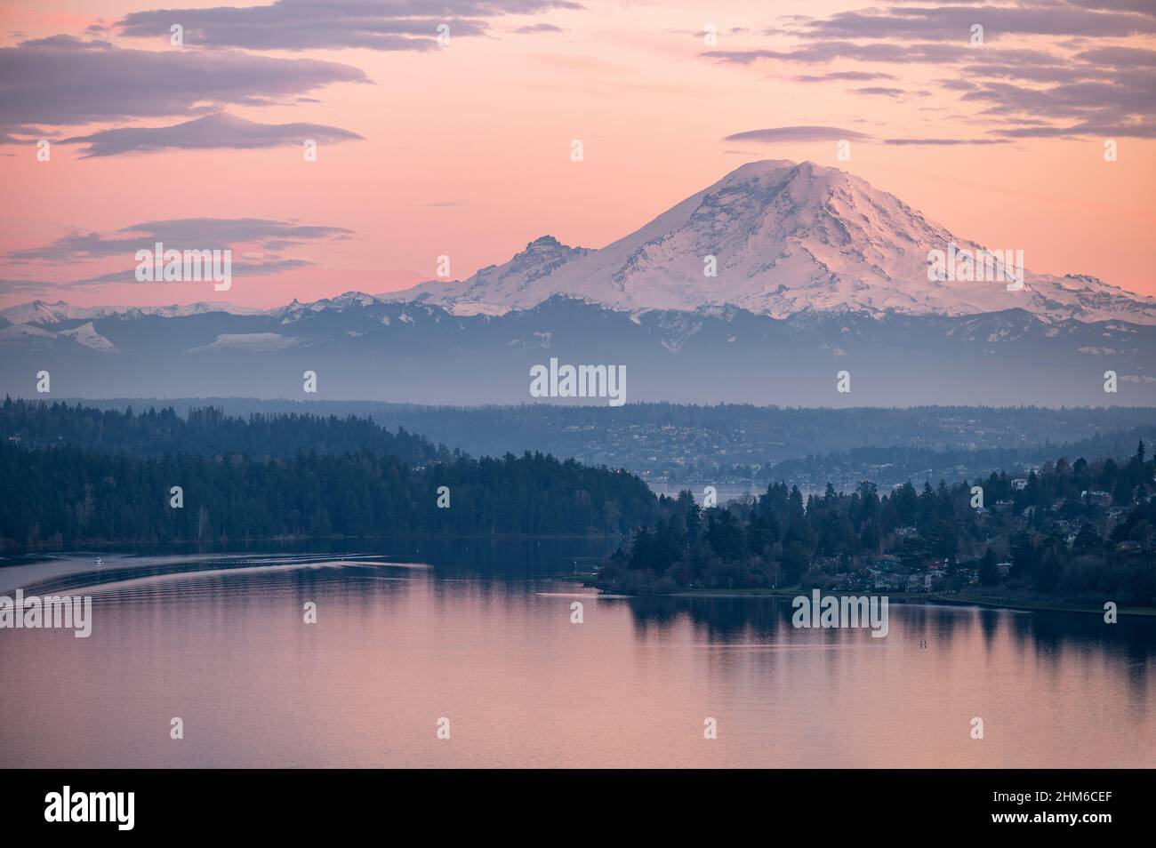 Mt Rainier under sunset from Seattle city Stock Photo - Alamy