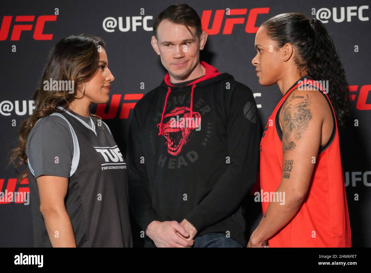 Julianna pena l and amanda nunes r hi-res stock photography and images ...