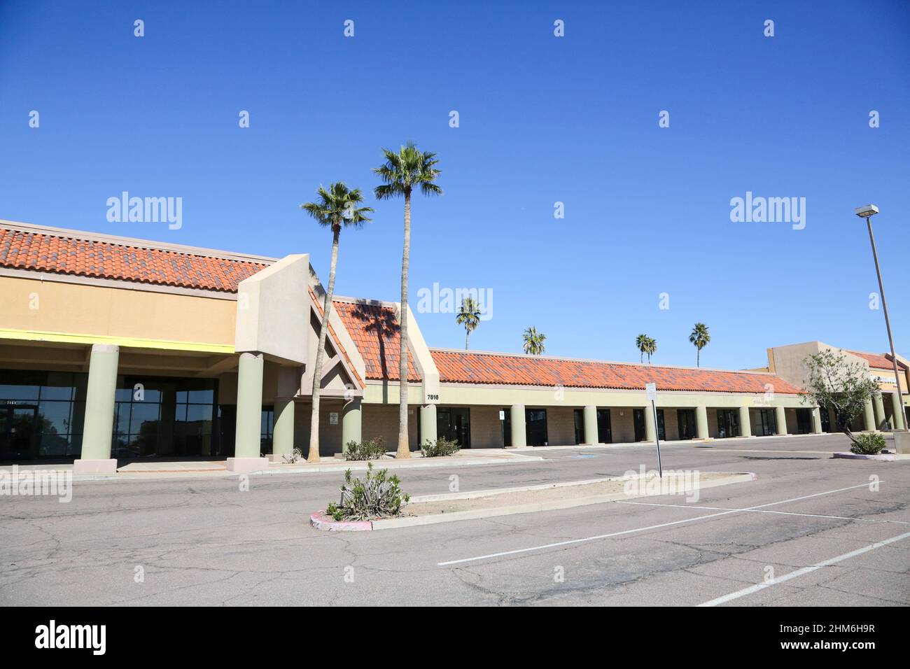 Large stores strip mall hi-res stock photography and images - Alamy
