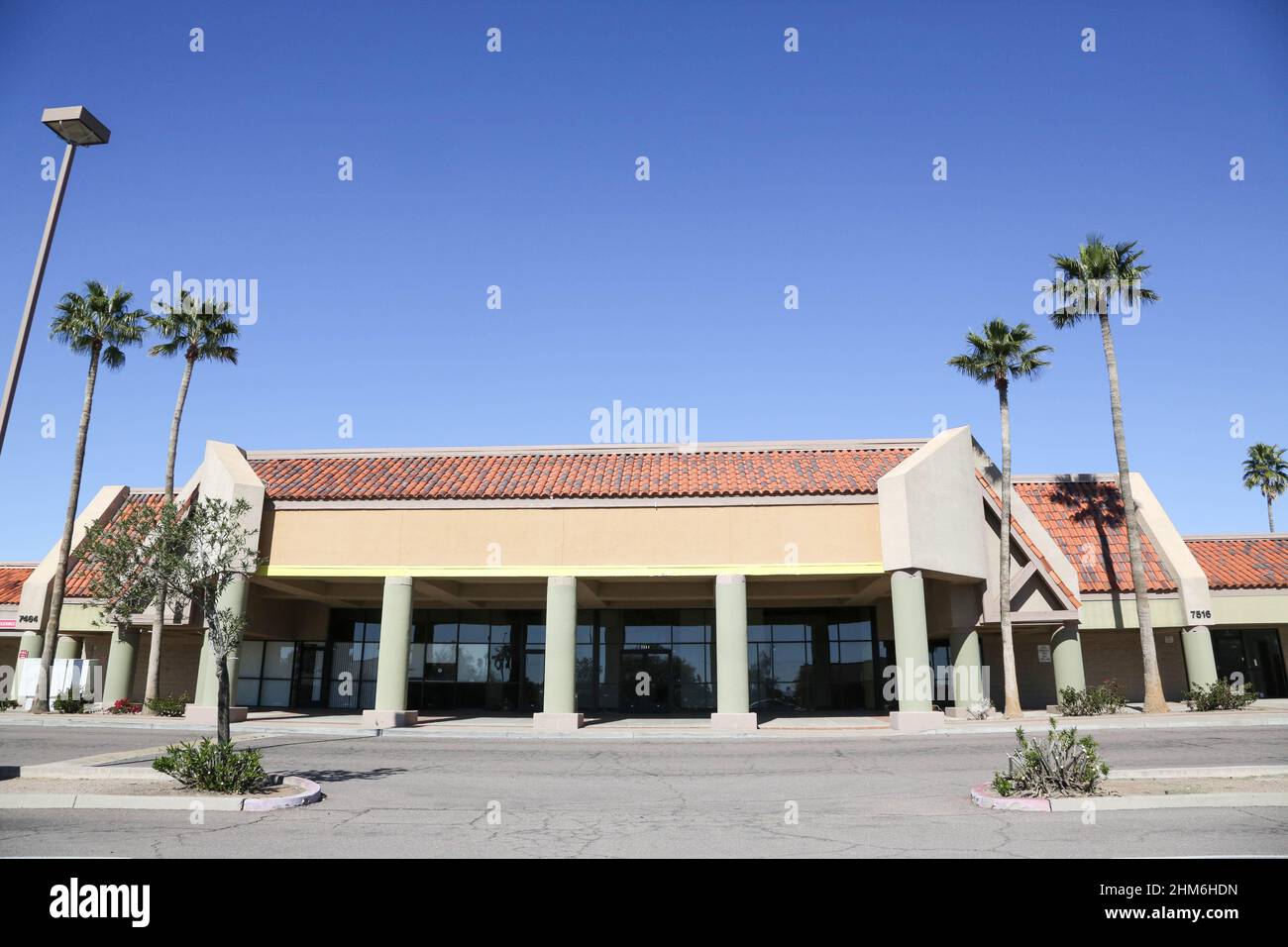 Retail storefronts strip mall hi-res stock photography and images - Alamy