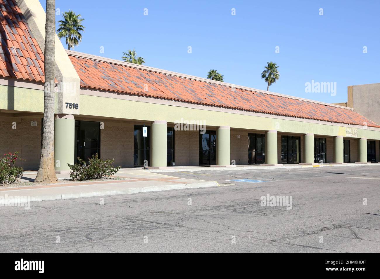 Vacant strip mall hi-res stock photography and images - Alamy