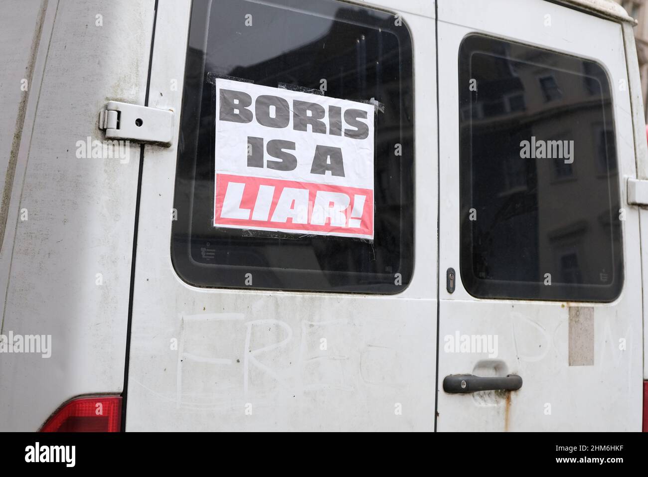 "Boris Johnson is a liar" sign in the back window of a white van Stock ...