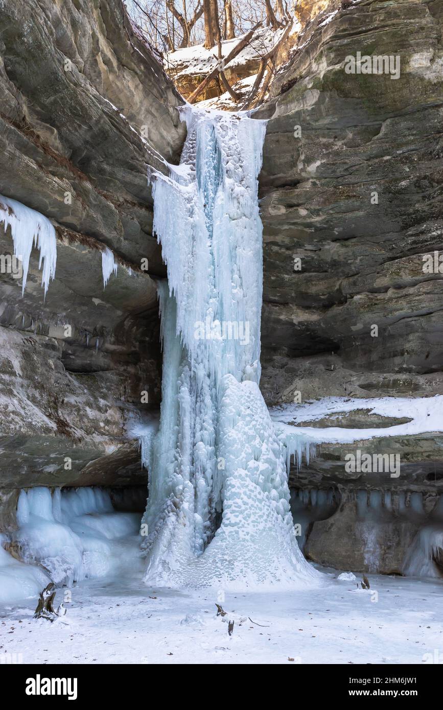 Frozen waterfall in St. Louis Canyon. Starved Rock State Park, Illinois ...