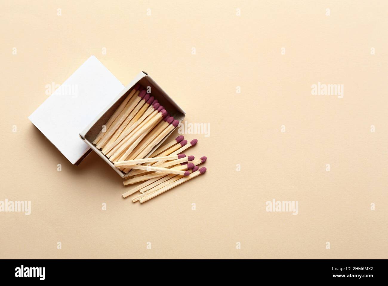 Matchbox with matches on color background Stock Photo - Alamy