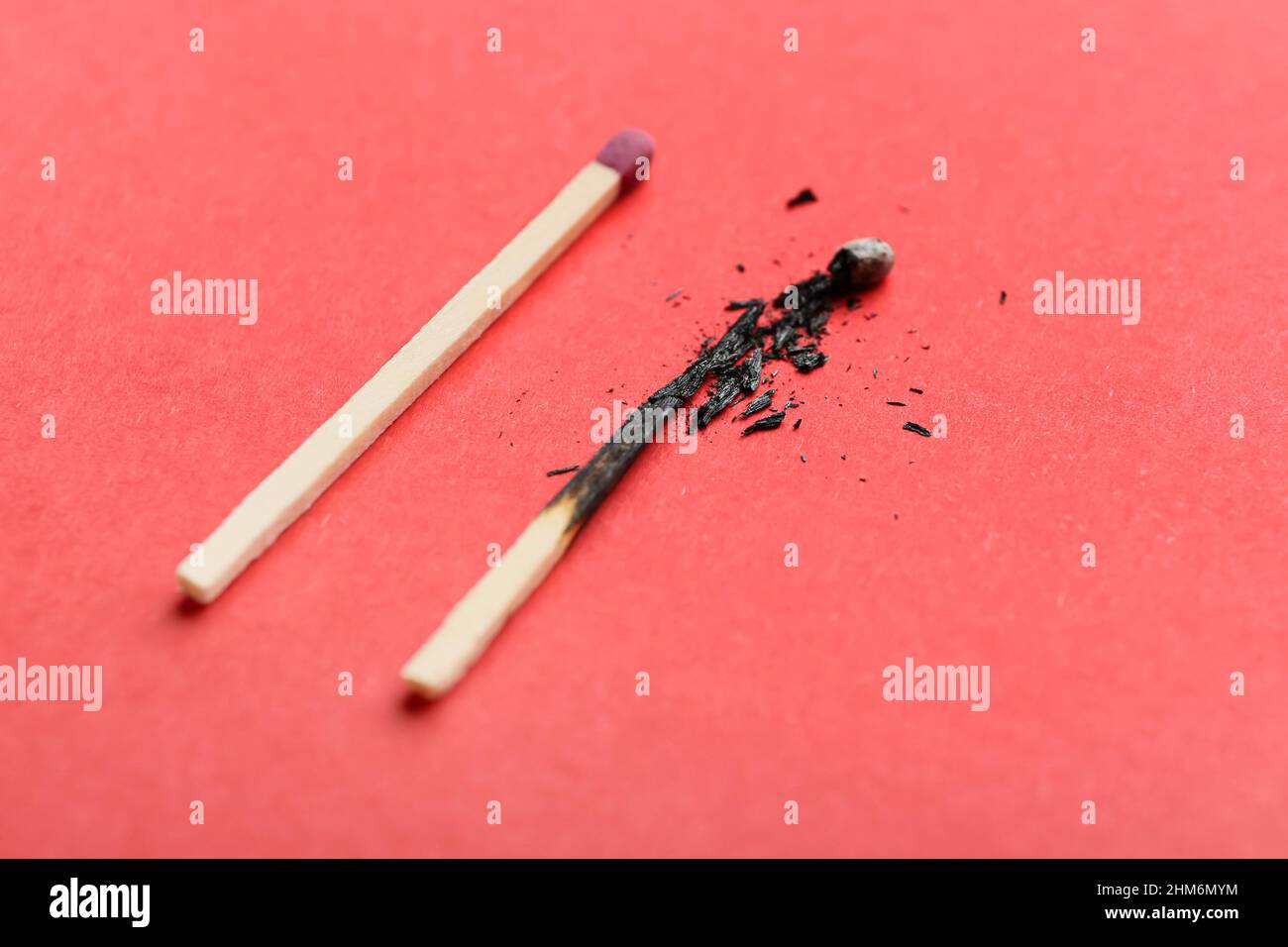 Whole and burnt matches on red background. Emotional burnout concept ...