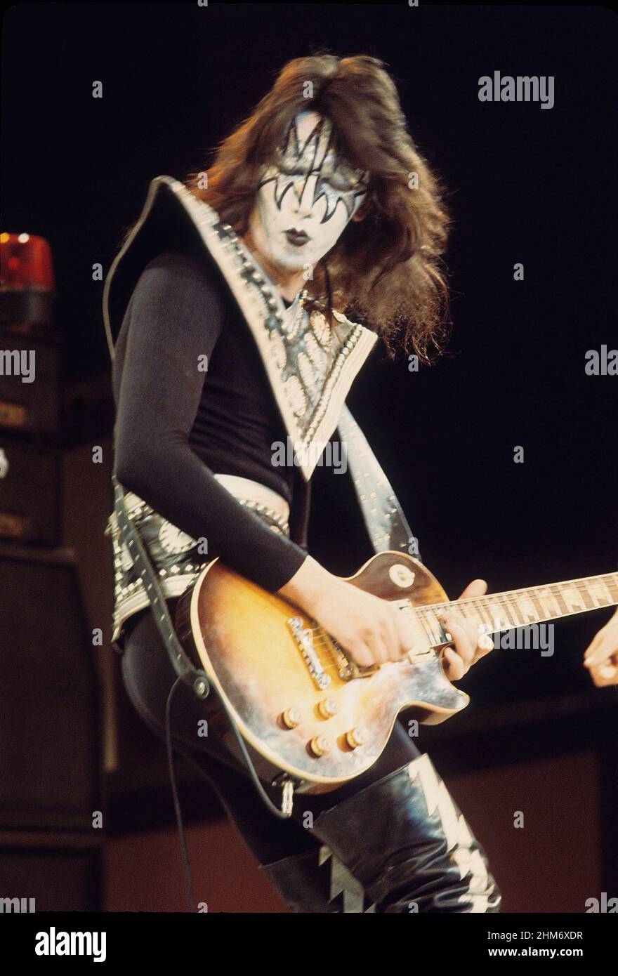 Kiss rock 1975 hi-res stock photography and images - Alamy