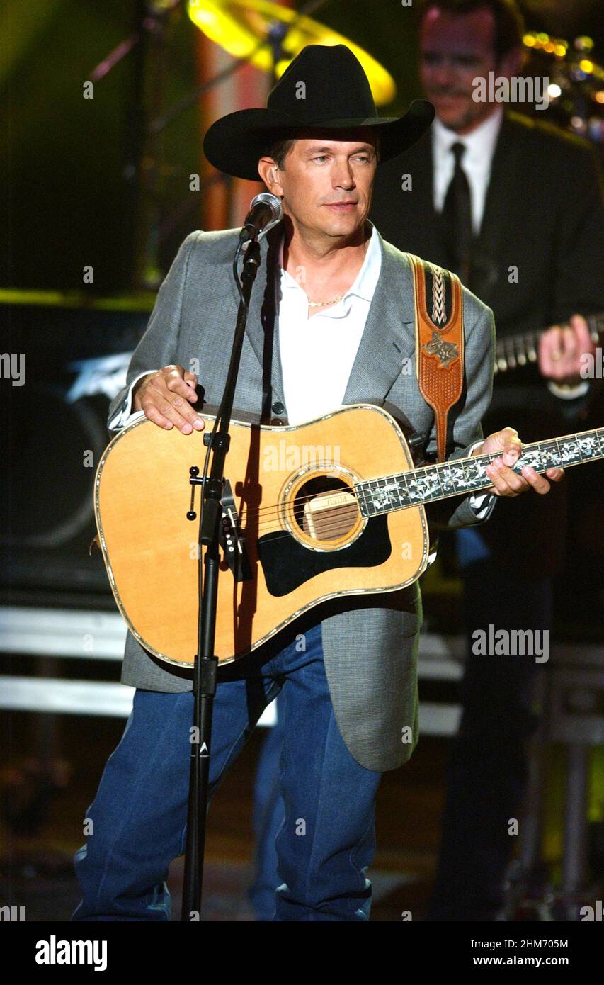 George strait performing hi-res stock photography and images - Alamy