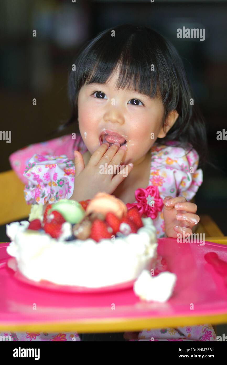 Girl eating cake hi-res stock photography and images - Alamy