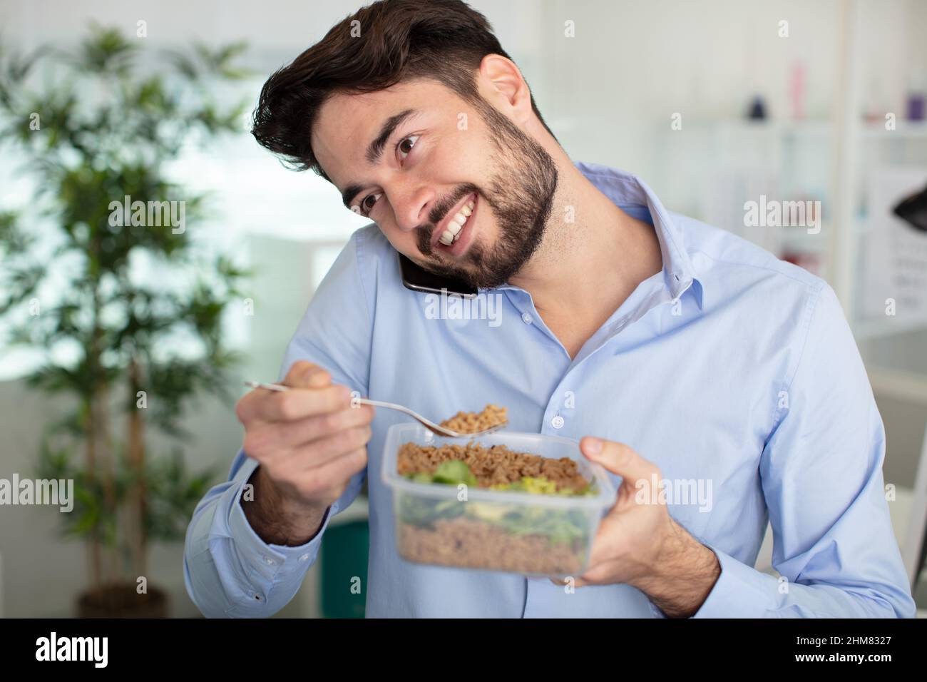 man having meal at work during break Stock Photo - Alamy