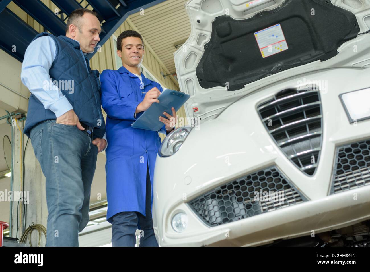 People inspecting race car hi-res stock photography and images - Alamy