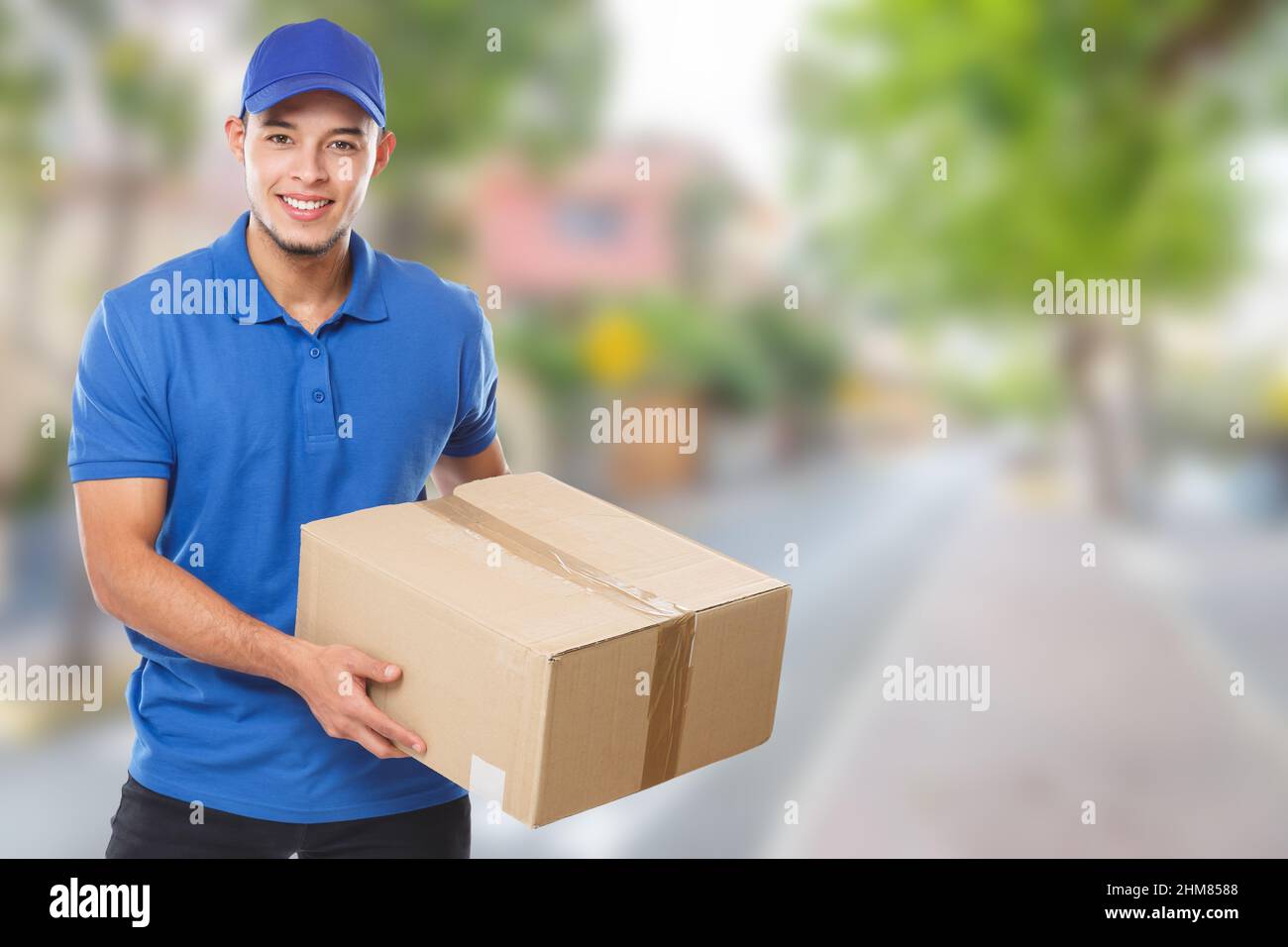 Parcel delivery man hi-res stock photography and images - Alamy