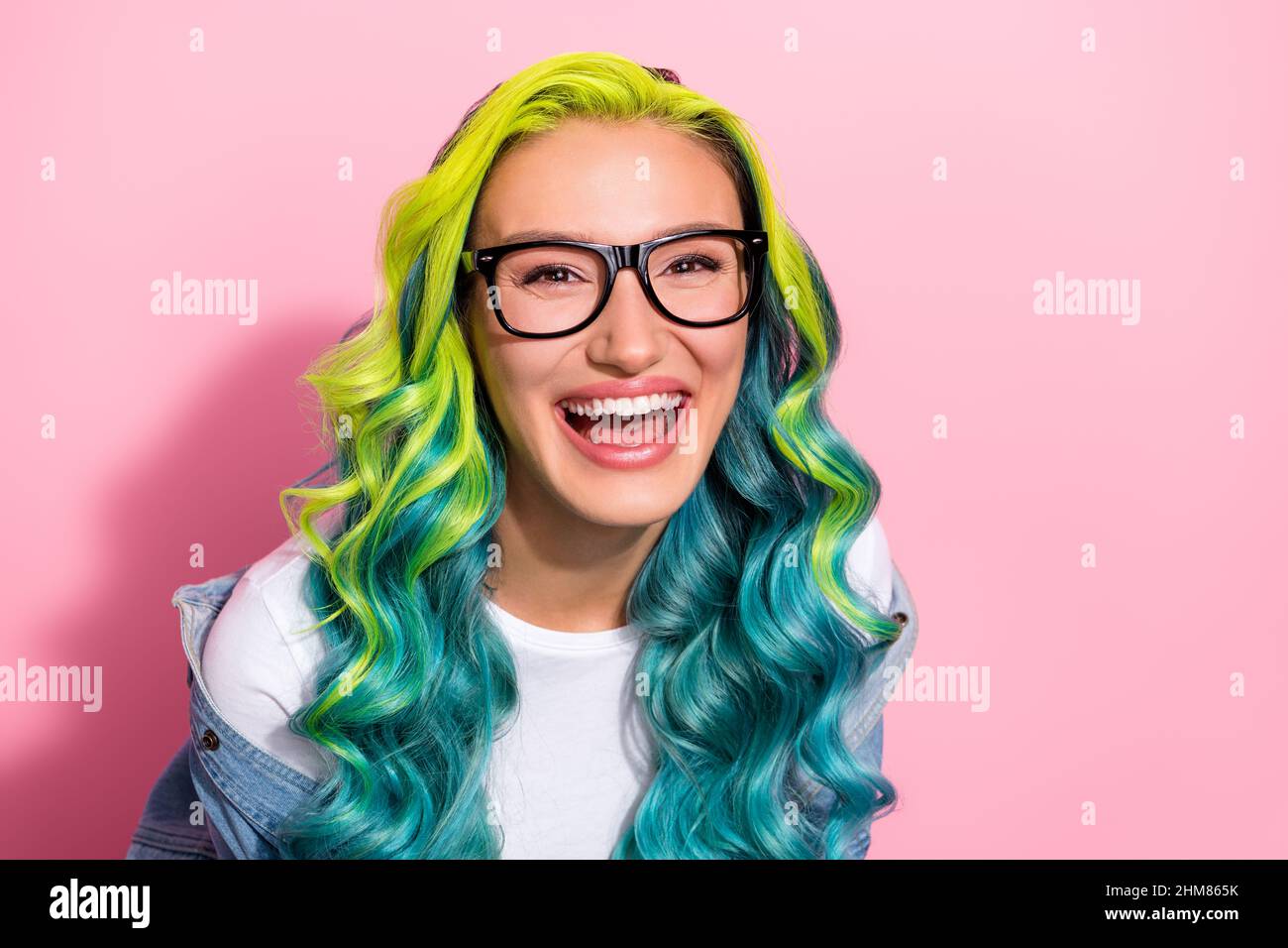 Portrait of attractive cheerful wavy-haired girl laughing hilarious ...
