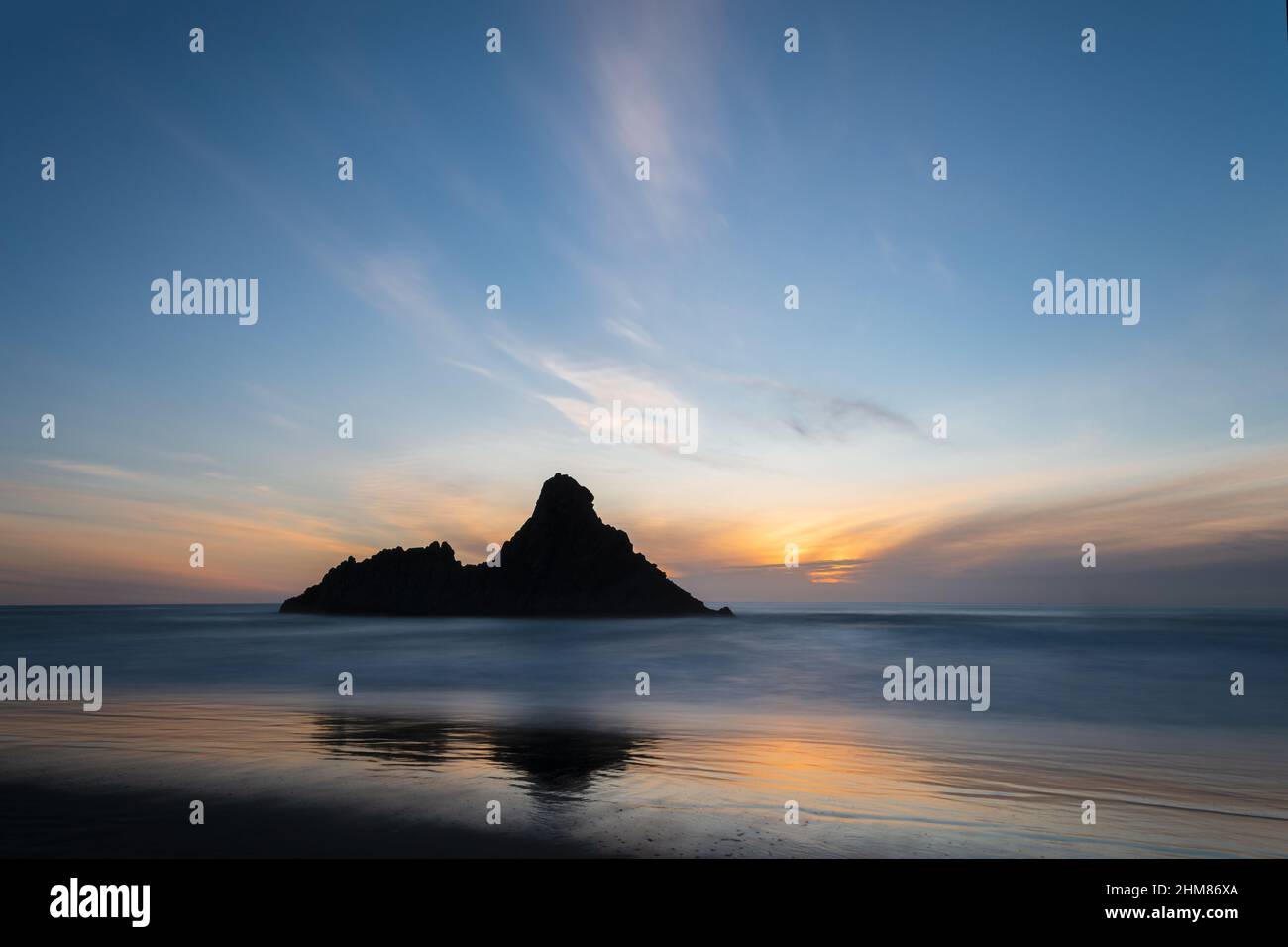 Karekare beach at sunset, Waitakere, Auckland Stock Photo - Alamy