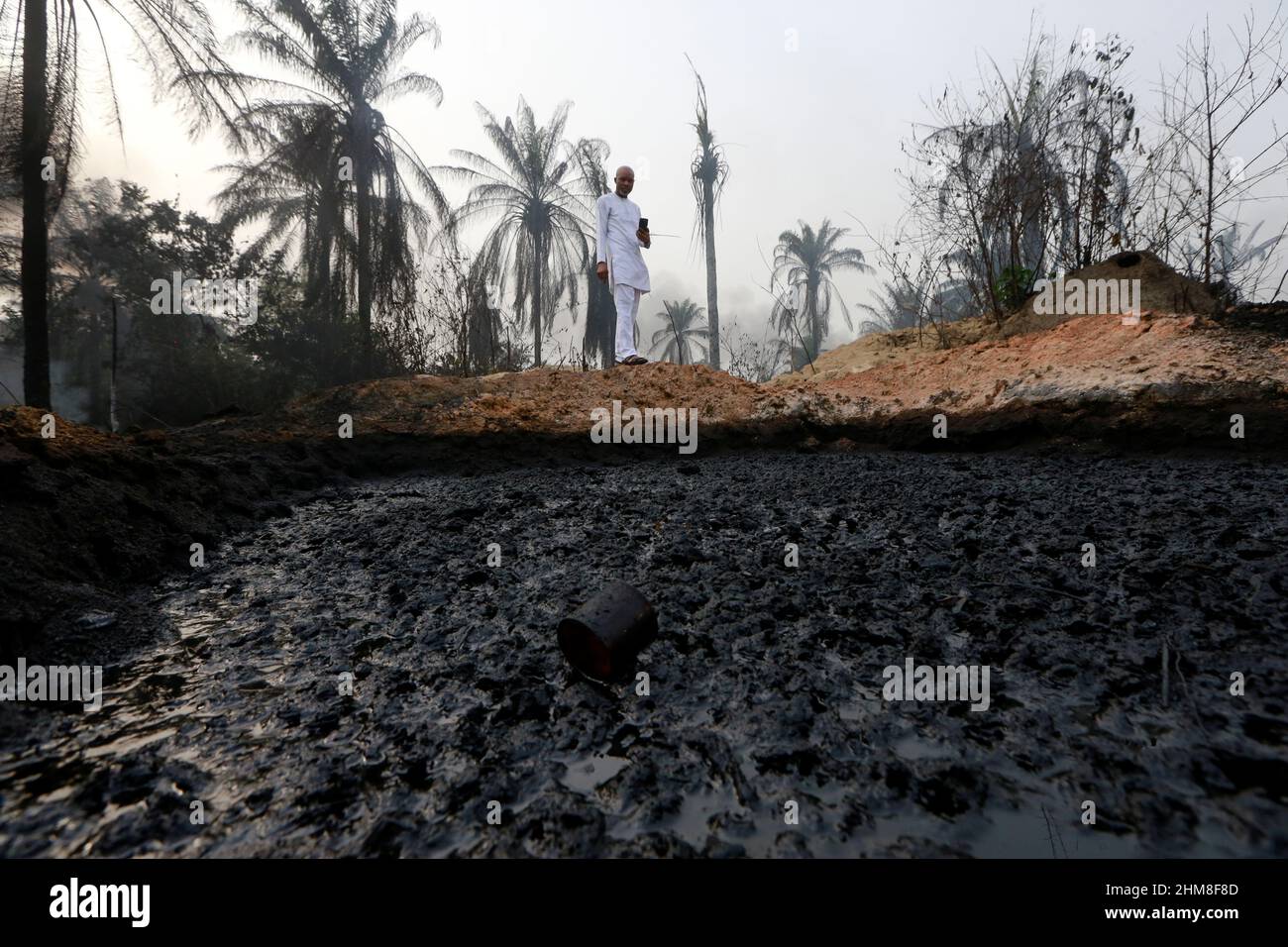 Oil waste pit hi-res stock photography and images - Alamy