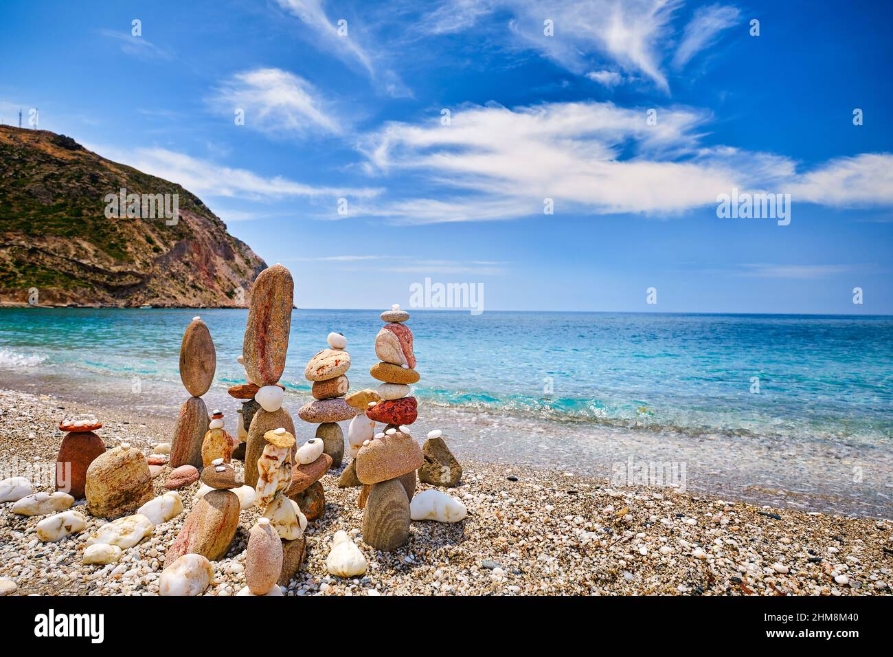 Group of balancing stones on beach. Bright sunny day, summer vibe ...