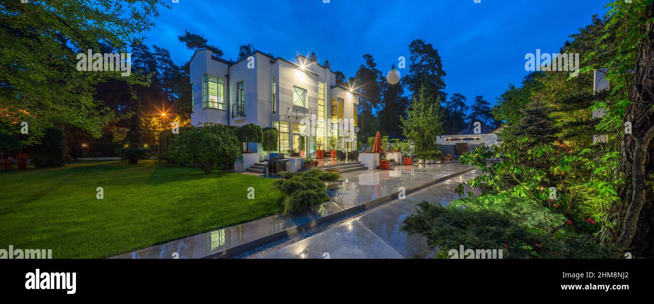 Modern exterior of luxury private house. Illuminated cottage at ...