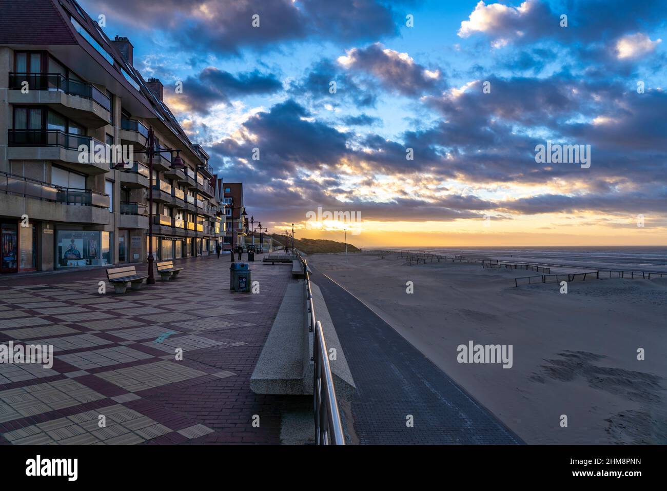 Sonnenuntergang an der Strandpromenade von De Haan, Belgien | Sunset at ...