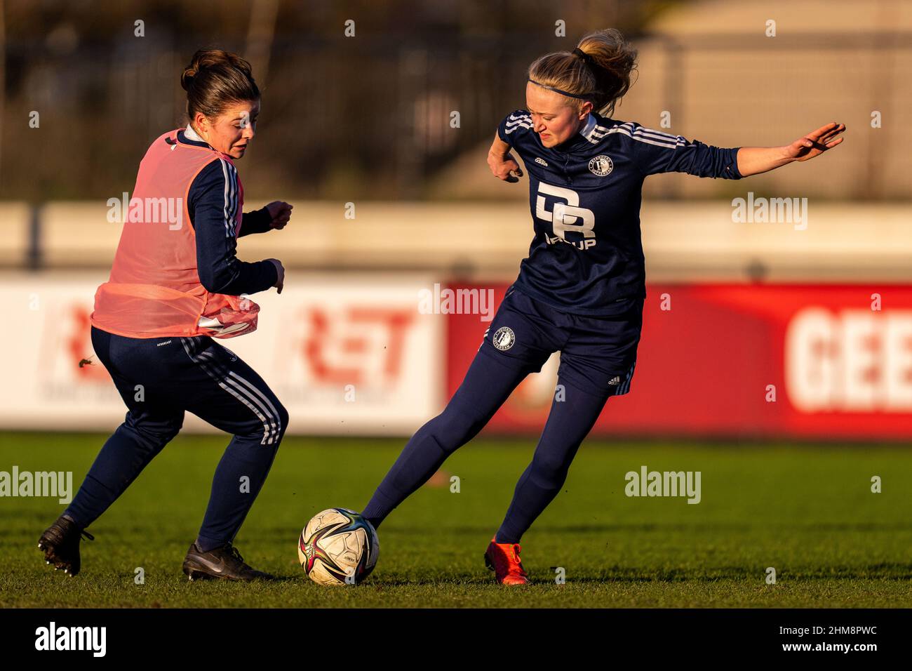 Rotterdam - (l-r) Lynn Groenewegen of Feyenoord Vrouwen 1, Kim Hendriks ...