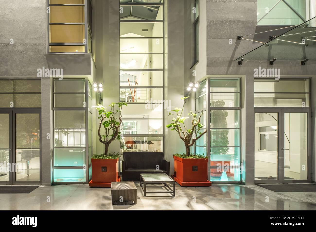 Modern exterior of luxury private house at twilight. Illuminated ...