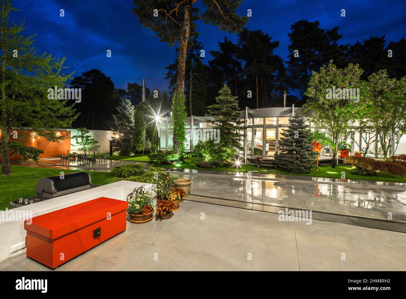 Modern exterior of luxury private house at twilight. Illuminated ...