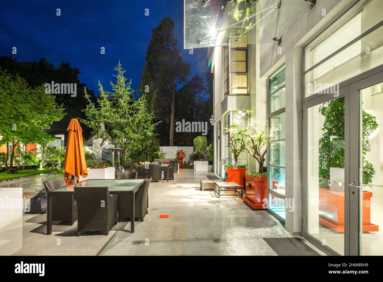 Modern exterior of luxury private house at twilight. Illuminated ...