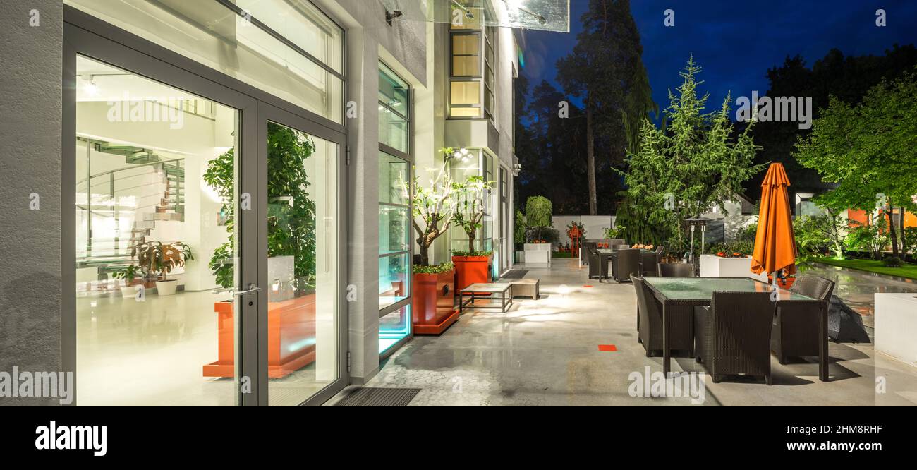Modern exterior of luxury private house at twilight. Illuminated ...