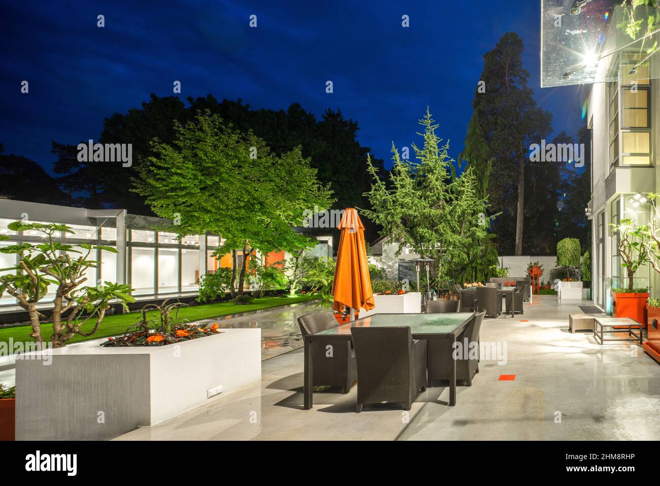 Modern exterior of luxury private house at twilight. Illuminated ...