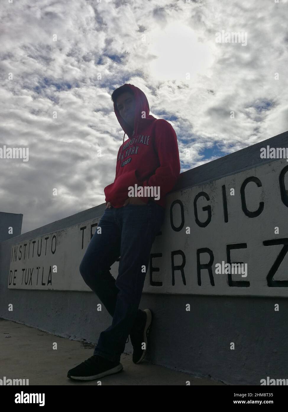 A man standing straight on wa Stock Photo - Alamy
