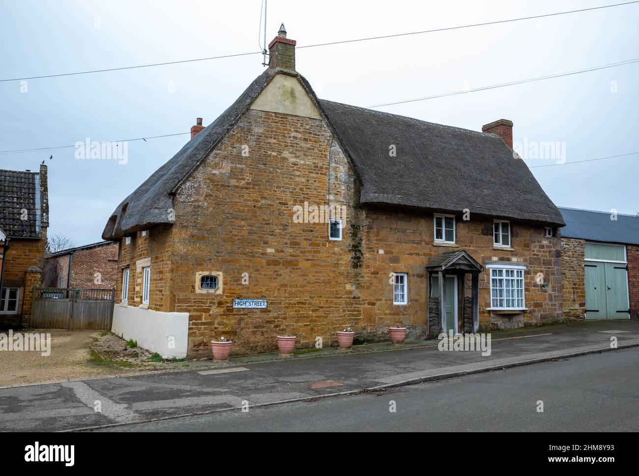 A thatched roof cottage in Uppingham, Rutland,UK Stock Photo - Alamy