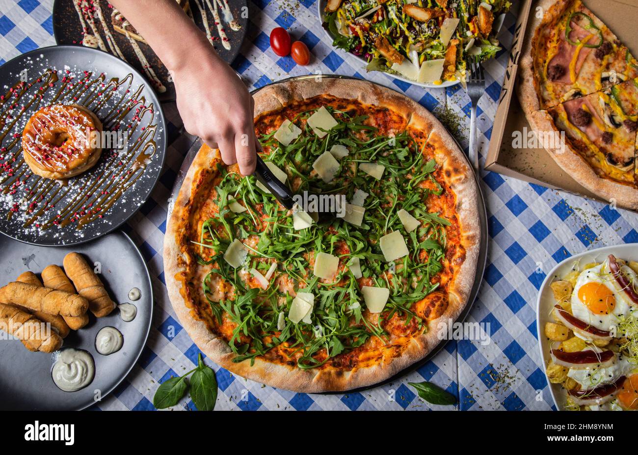 Girl holding pizza box hi-res stock photography and images - Alamy