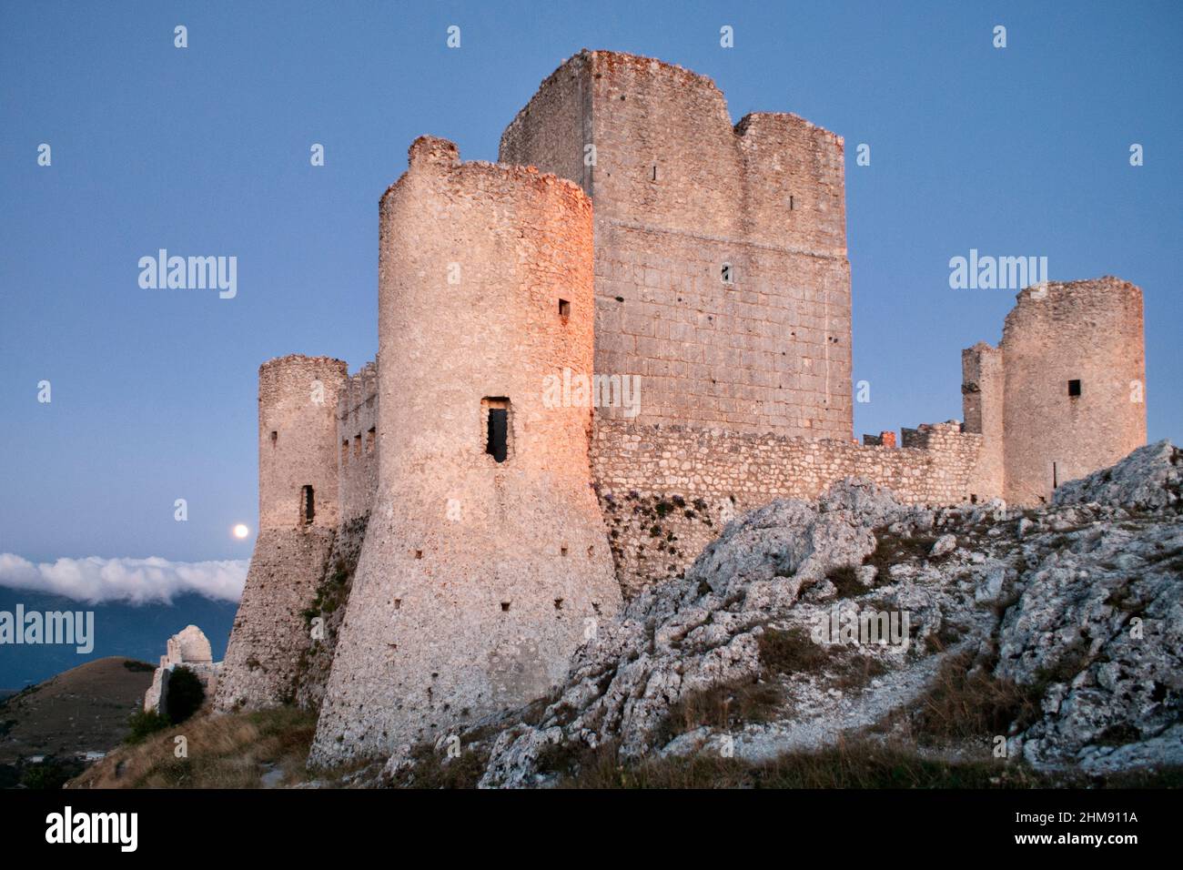 View of the Rocca di Calascio fortress, Abruzzo, Italy, Europe Stock ...