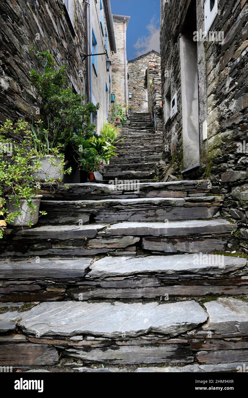 Old stone cobble steps hi-res stock photography and images - Alamy