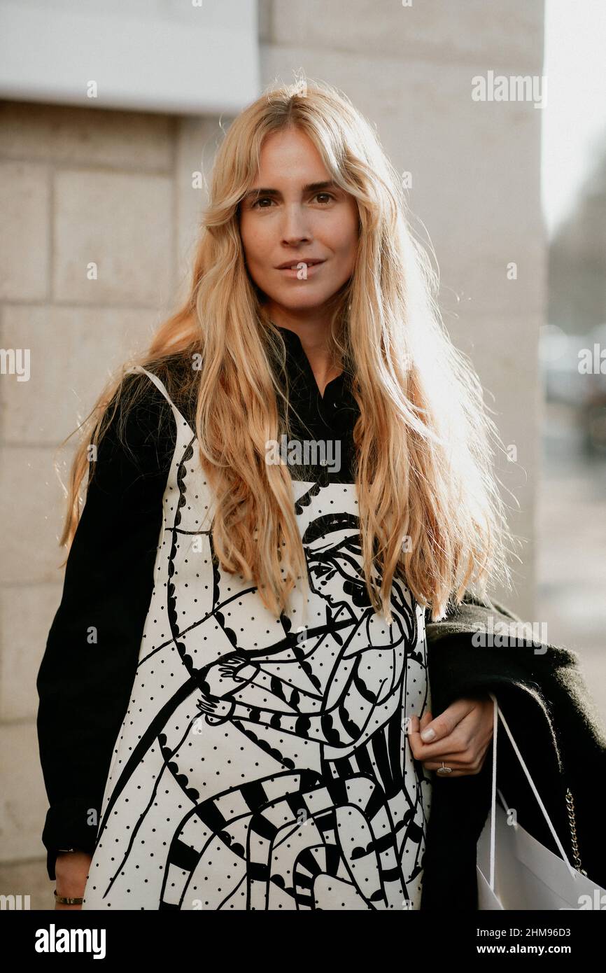 Street style, Blanca Miro Scrimieri arriving at Dior Spring Summer 2022 ...