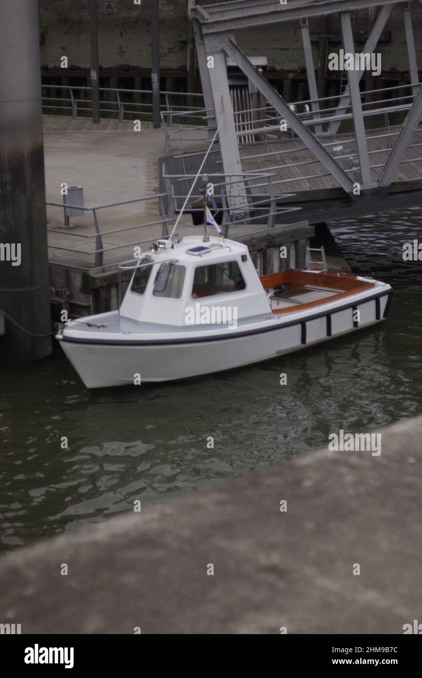Kleines Boot im Hamburger Hafen Stock Photo - Alamy