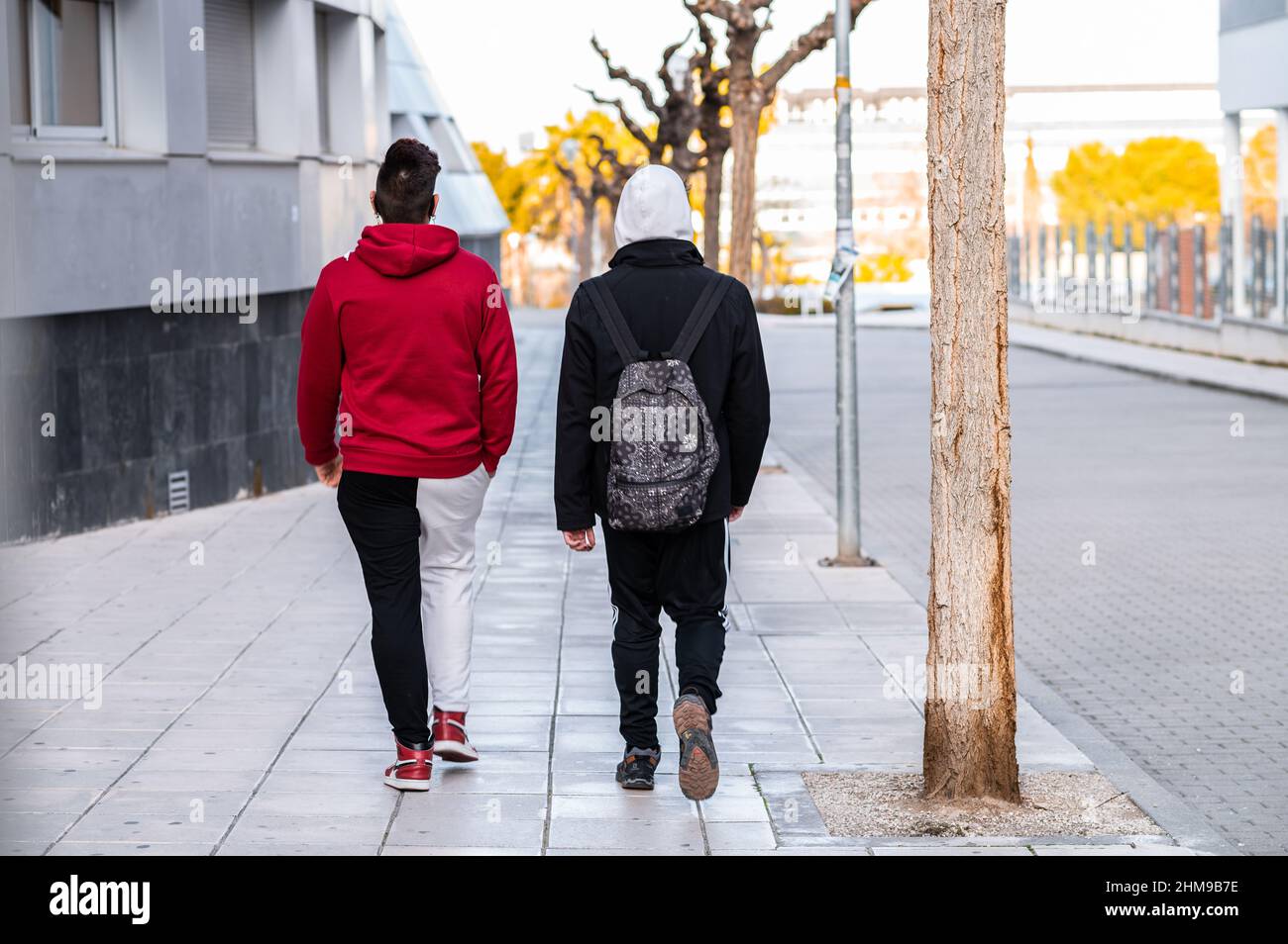 Students walking to class at university Stock Photo - Alamy