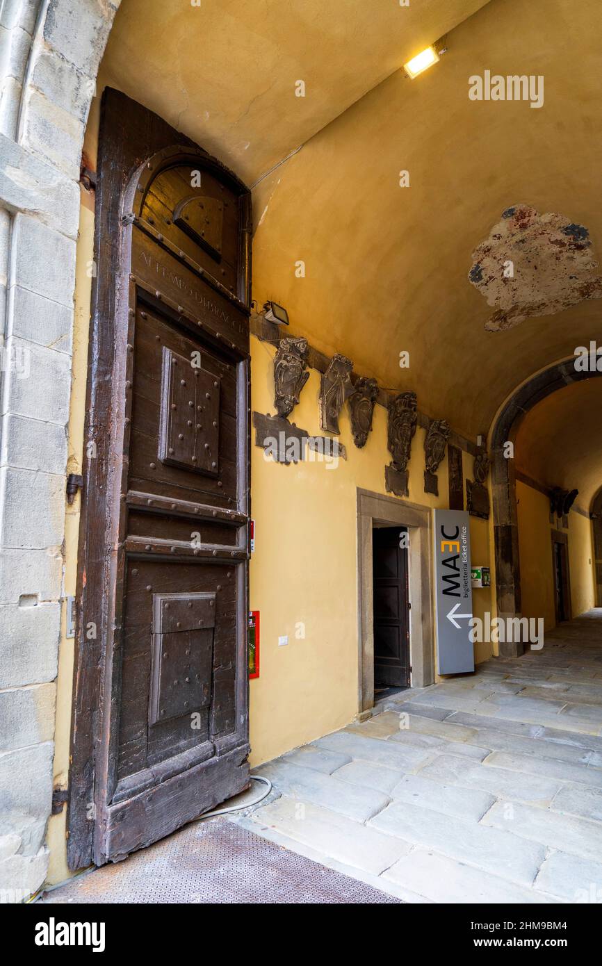 Old Town, Piazza Luca Signorelli square, Palazzo Casali palace, Cortona ...