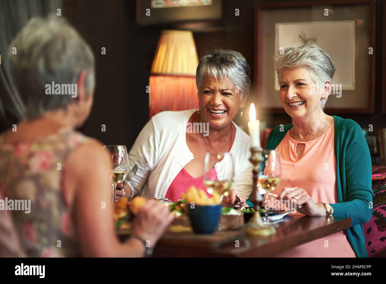 Three women sitting dining table hi-res stock photography and images ...