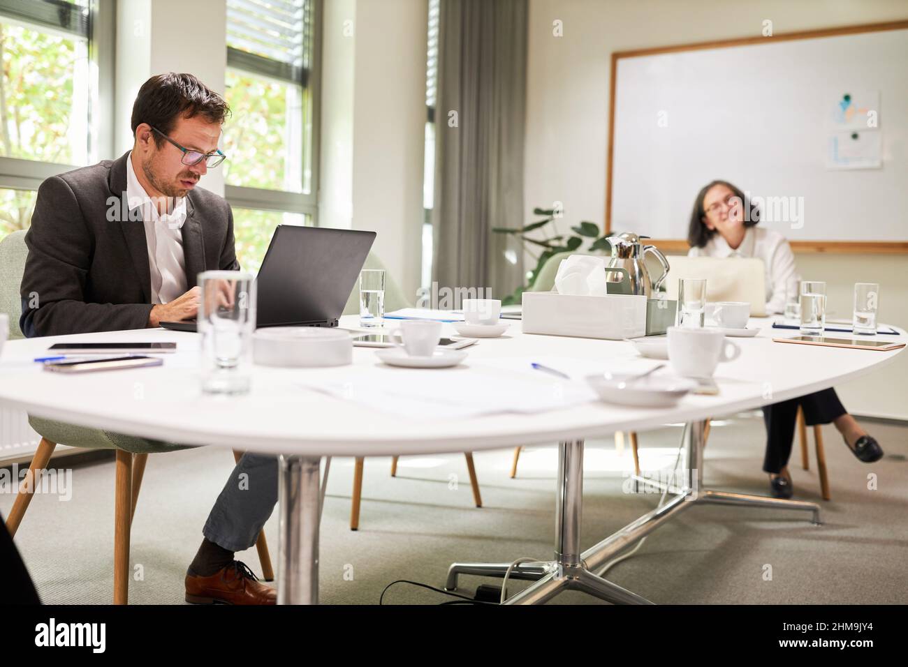 People working conference table hi-res stock photography and images - Alamy