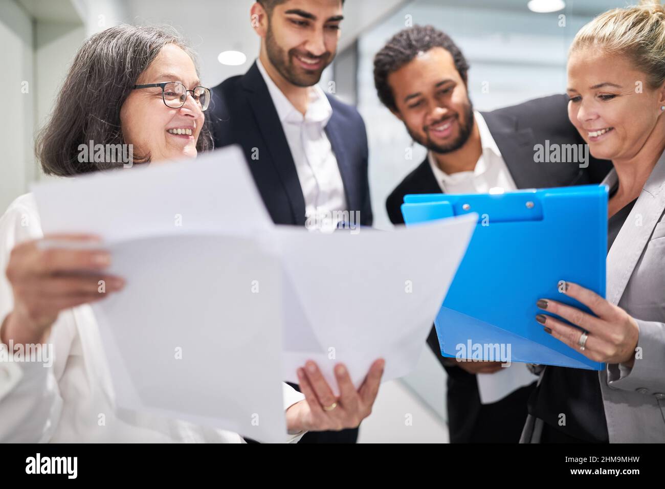 Contract success deal hi-res stock photography and images - Alamy